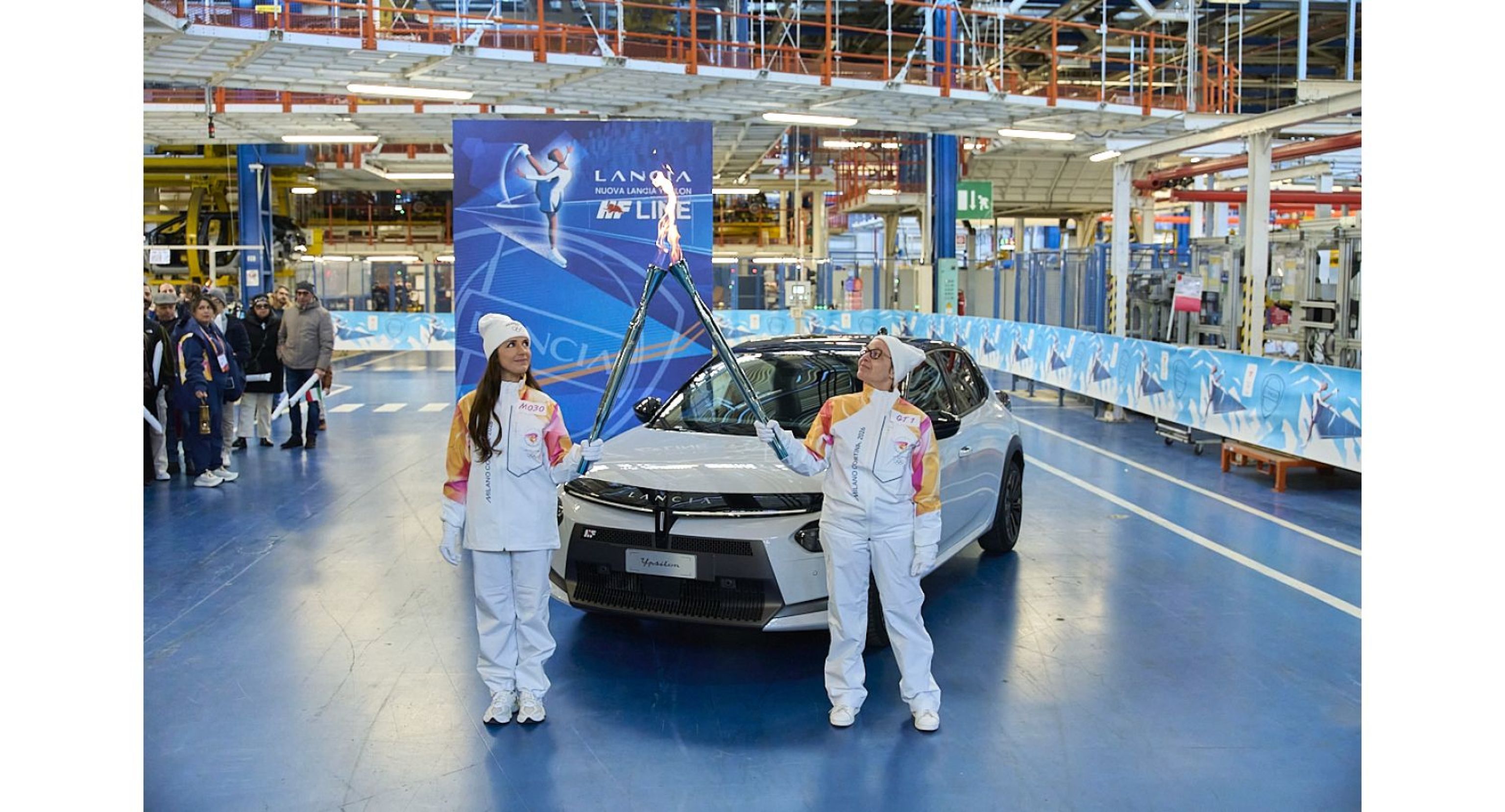 La fiamma olimpica fa tappa nello stabilimento Stellantis di Melfi