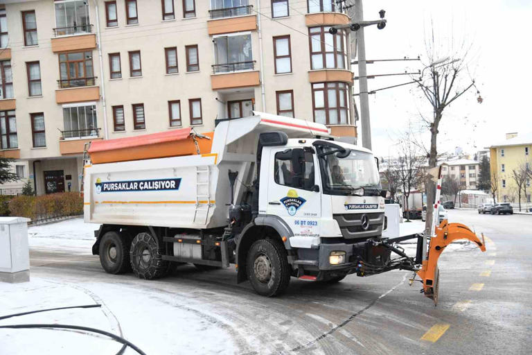 Ankara’da kar yağışıyla birlikte tüm ekipler sahada