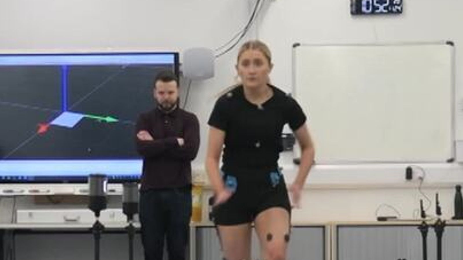 Are women more likely to suffer ACL injuries?