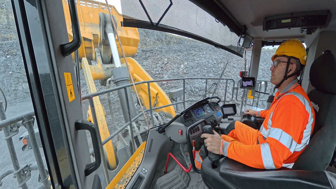 In de cabine van de 115-ton Komatsu WA800