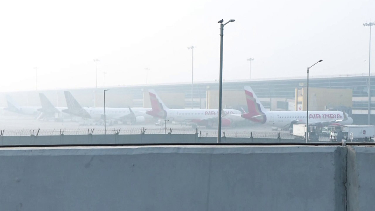 Dense fog paralyses Delhi: Over 120 flights cancelled, nearly 200 ...