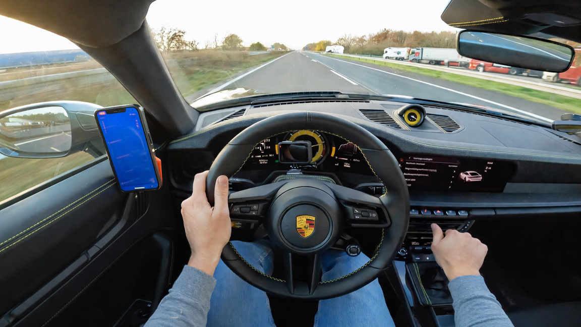 Manual Porsche 911 GT3 screams to 9000 RPM