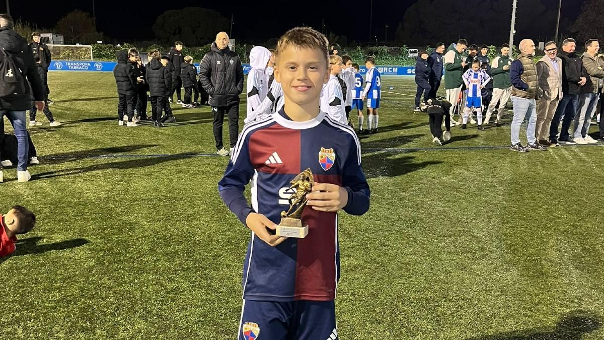 El joven talento polaco Kajetan Goral se entrena en La Masia