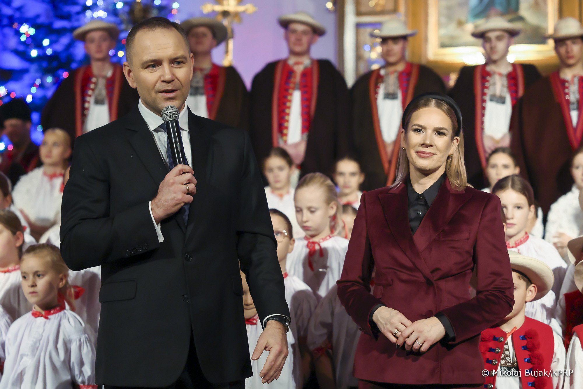 Marta Nawrocka postawiła na bordową stylizację. Ekspertka ostro ...