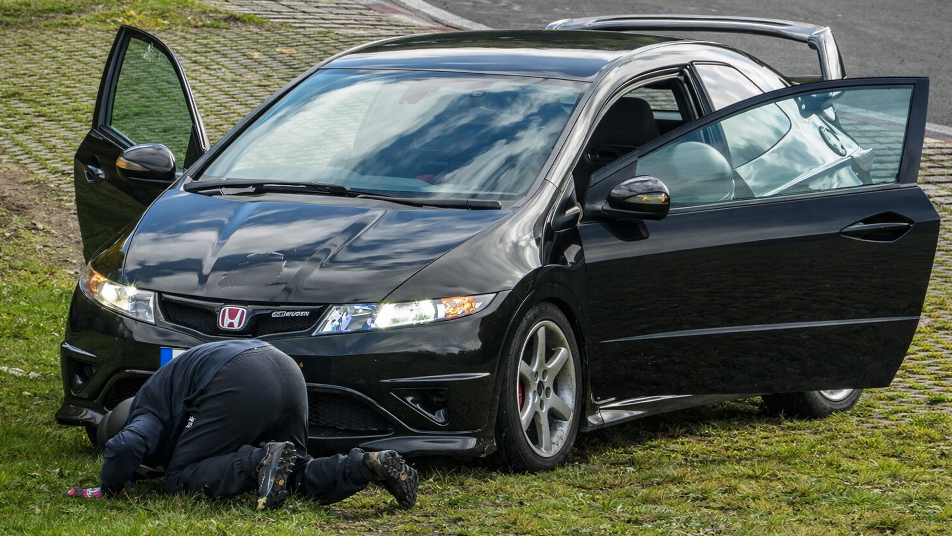 Nürburgring mayhem with angry drivers