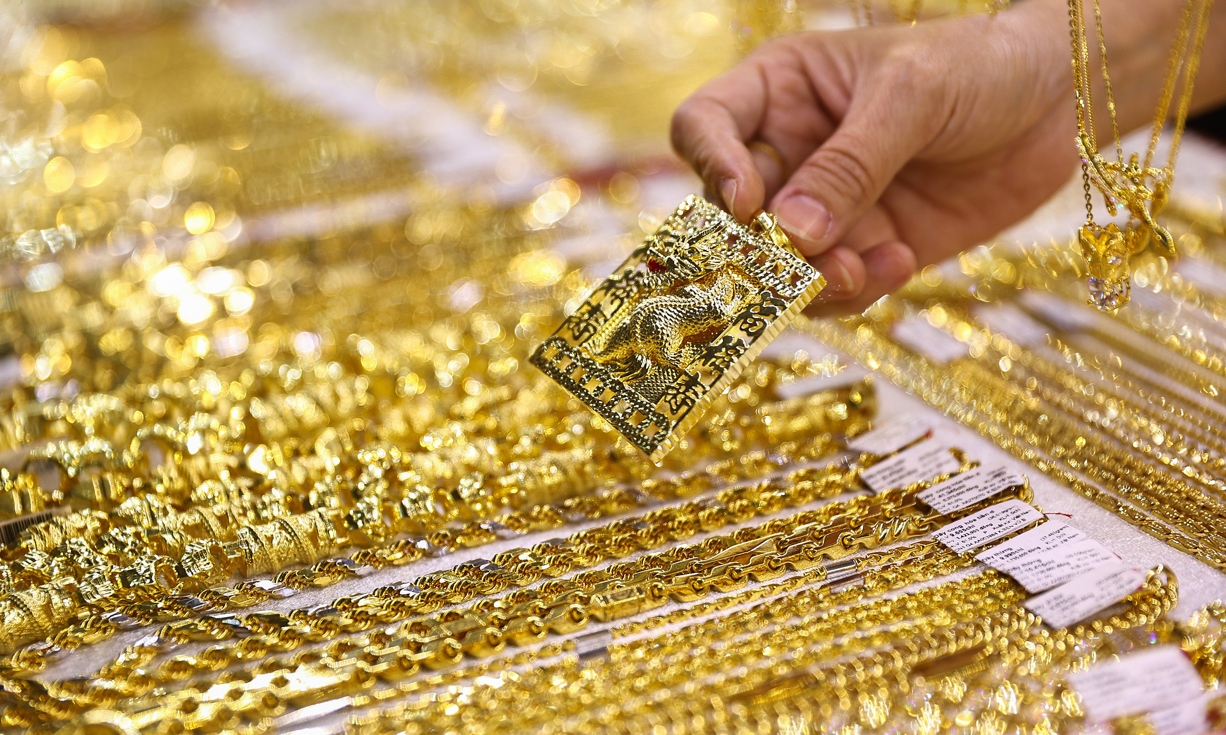 Gold prices drop