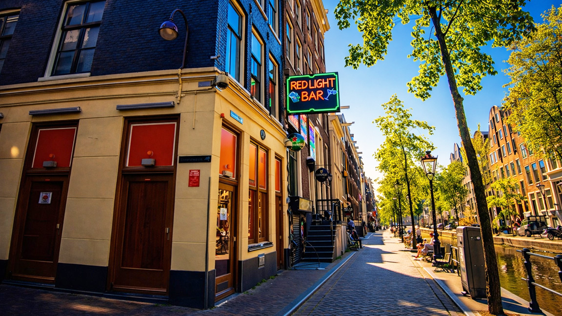 Wandelen door de Wallen langs de Amsterdamse grachten