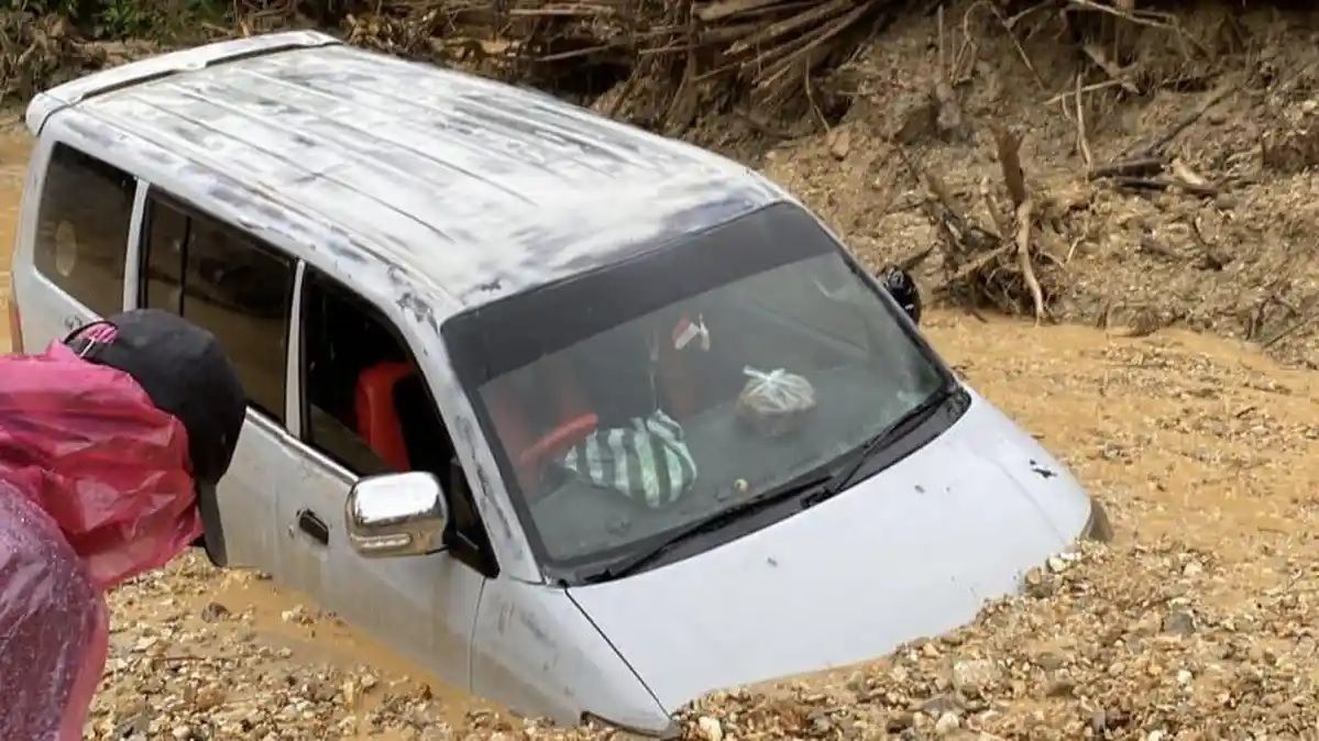 Kabupaten Agam disapu galodo susulan, satu mobil pasrah tertimbun lumpur