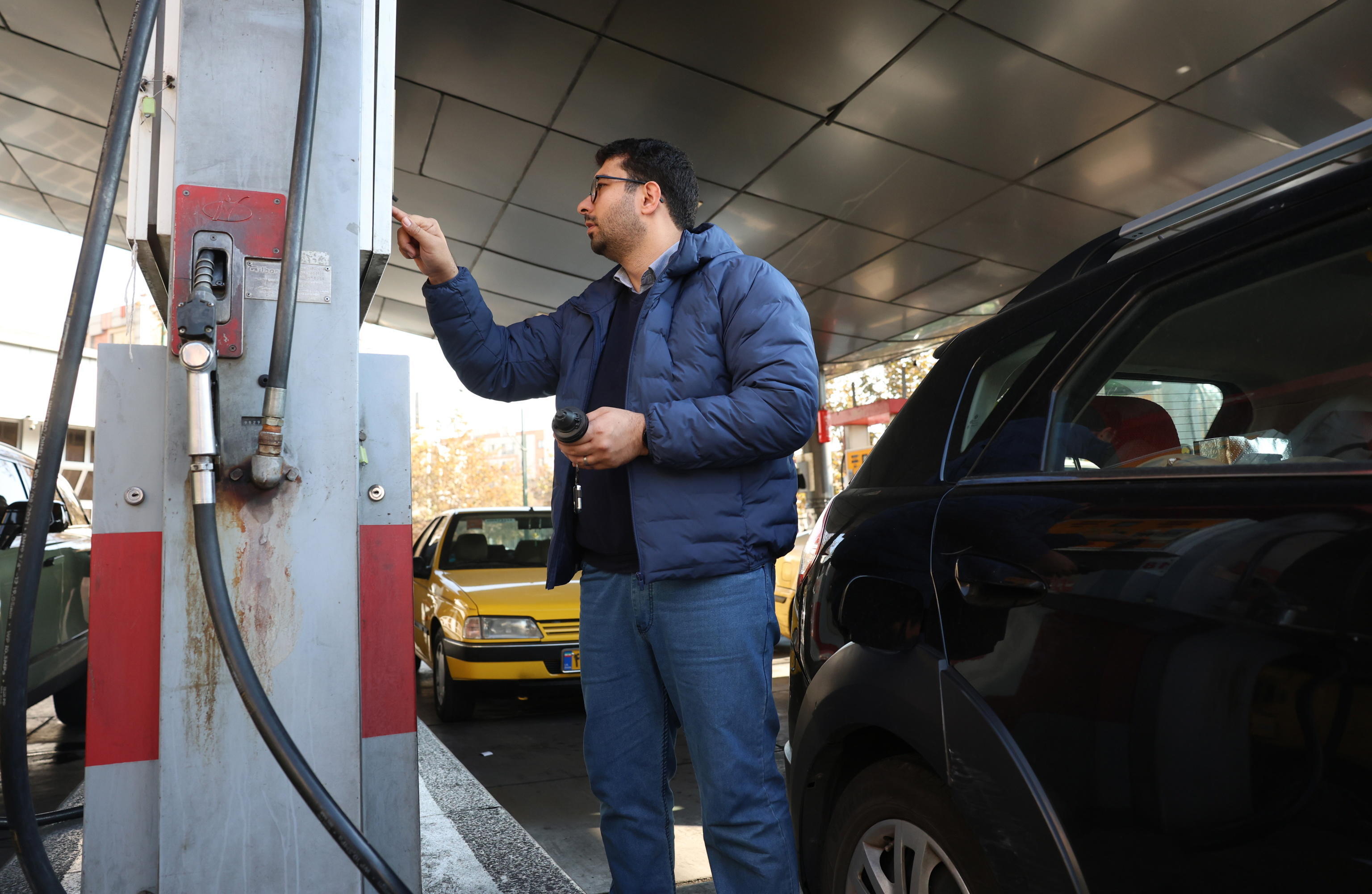 Benzina, self a 1,684 euro, ai minimi dal 2021