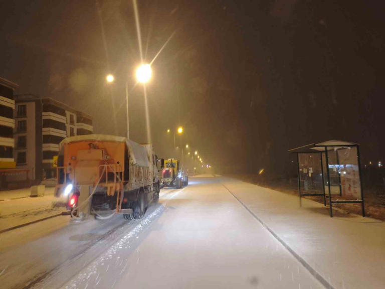Elazığ’da kar yağışı etkili oldu, belediye ekipleri sahada