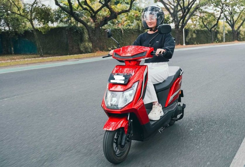 Pengendara motor atau mobil listrik harus punya SIM khusus? Polisi ...