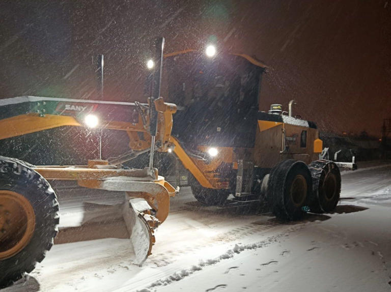 Elazığ’da kar yağışı etkili oldu, belediye ekipleri sahada