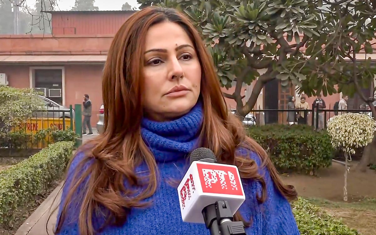 Congress workers protest outside SC demanding justice for Unnao rape ...