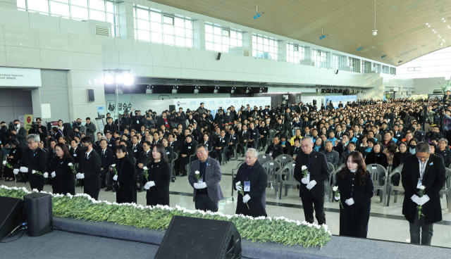'무안공항 참사 1주기' 대통령 사죄…"막을 수 있었다" 통곡·절규한 유족들
