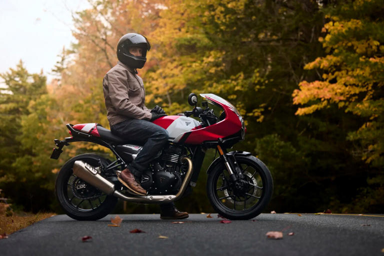 Triumph riporta la café racer alla portata di tutti: ecco Thruxton 400
