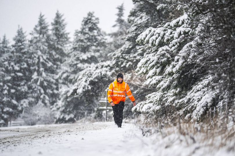 Met Office issues heavy snow and ice warning and says 'taste of winter ...