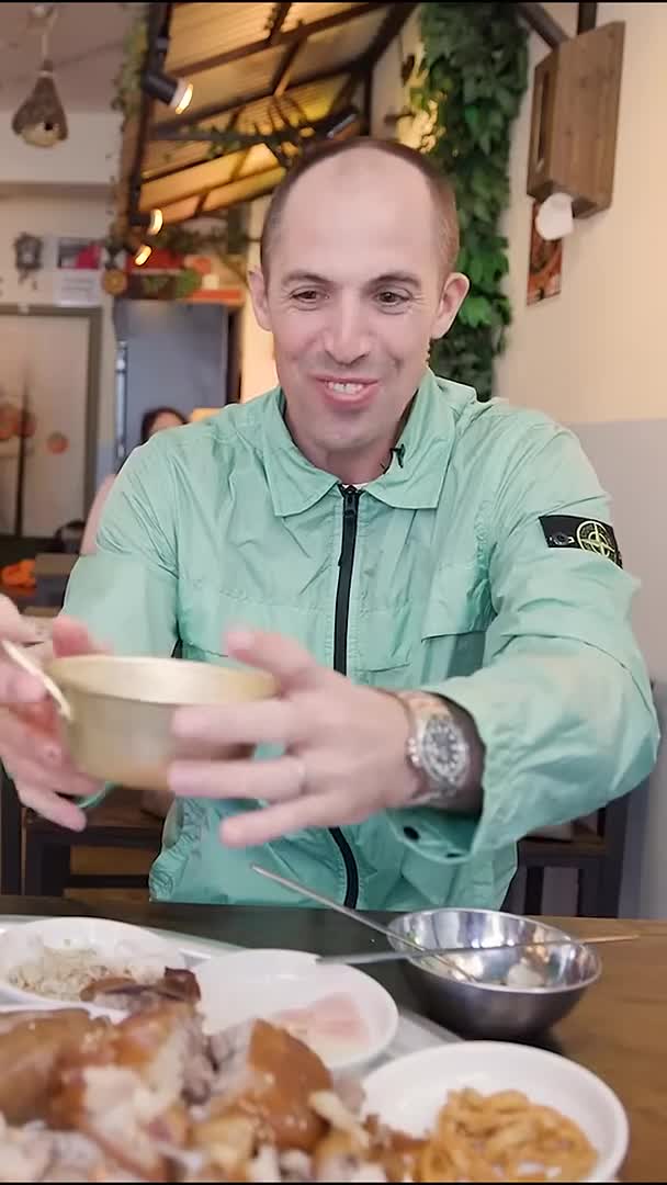 Cab driver tries Korean makgeolli for the first time – hilarious reactions!