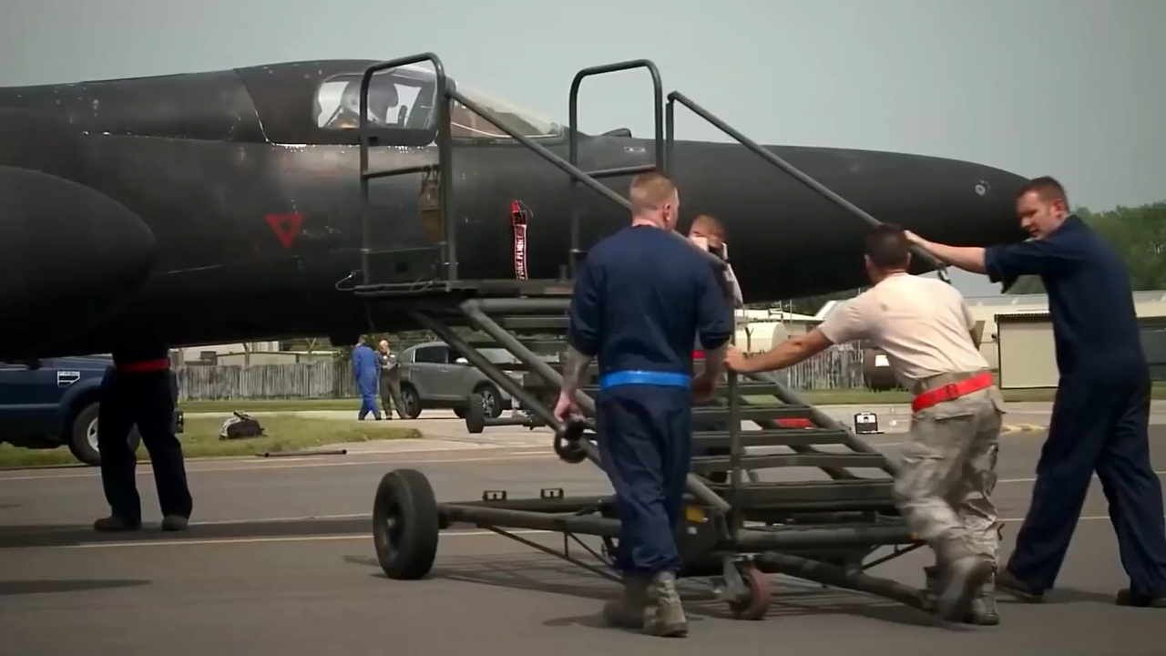 Why a 140mph car chase is needed to land America’s most difficult plane