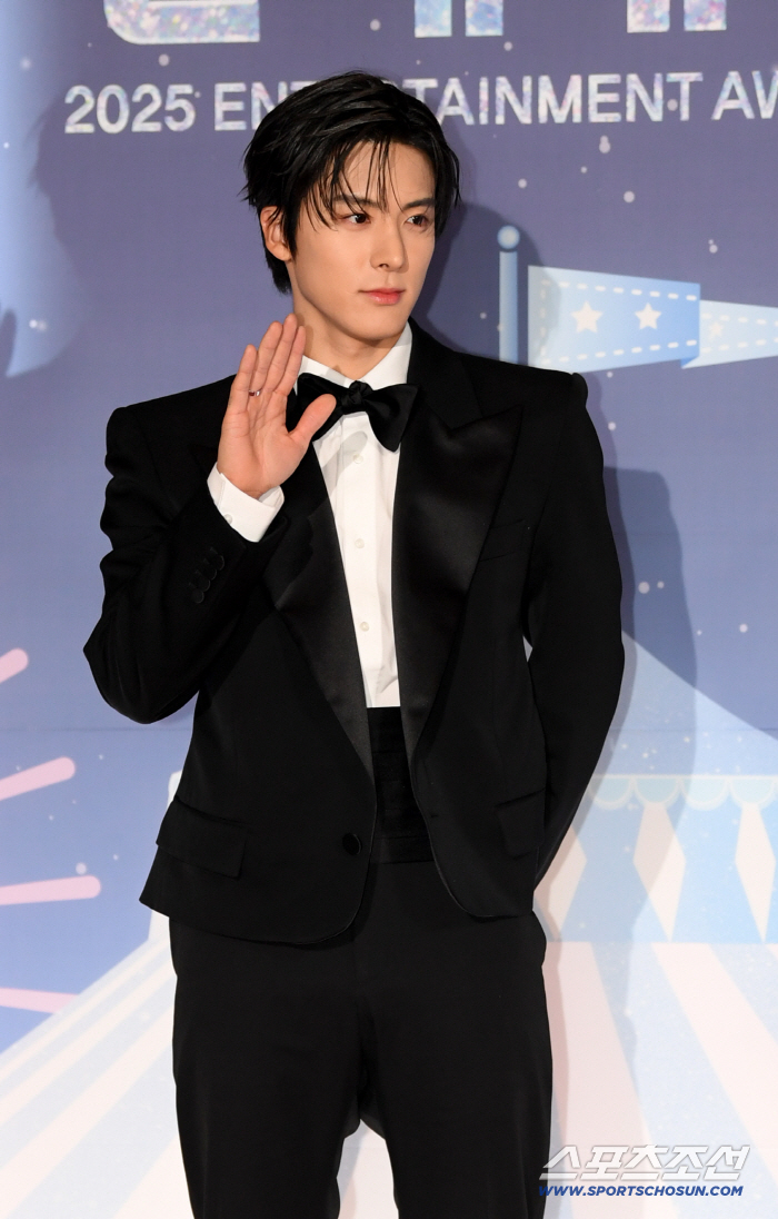 THE BOYZ's Eric, warm-hearted even by raising his hand