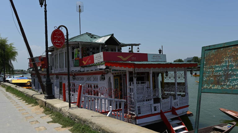 India untold: Inside world’s only floating post office on Kashmir’s Dal ...