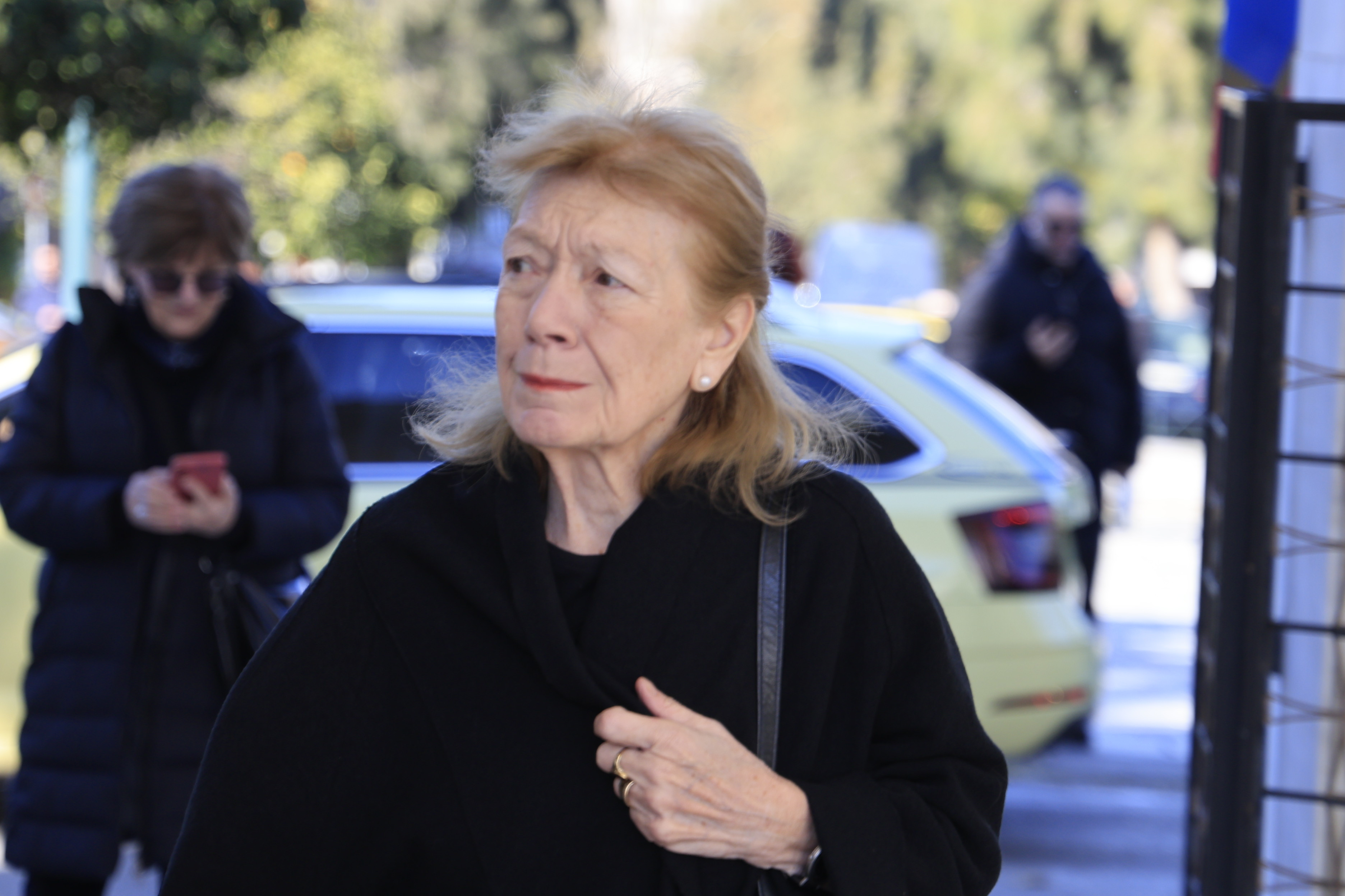 Πλήθος κόσμου στην κηδεία της Σύλβας Ακρίτα (Εικόνες)