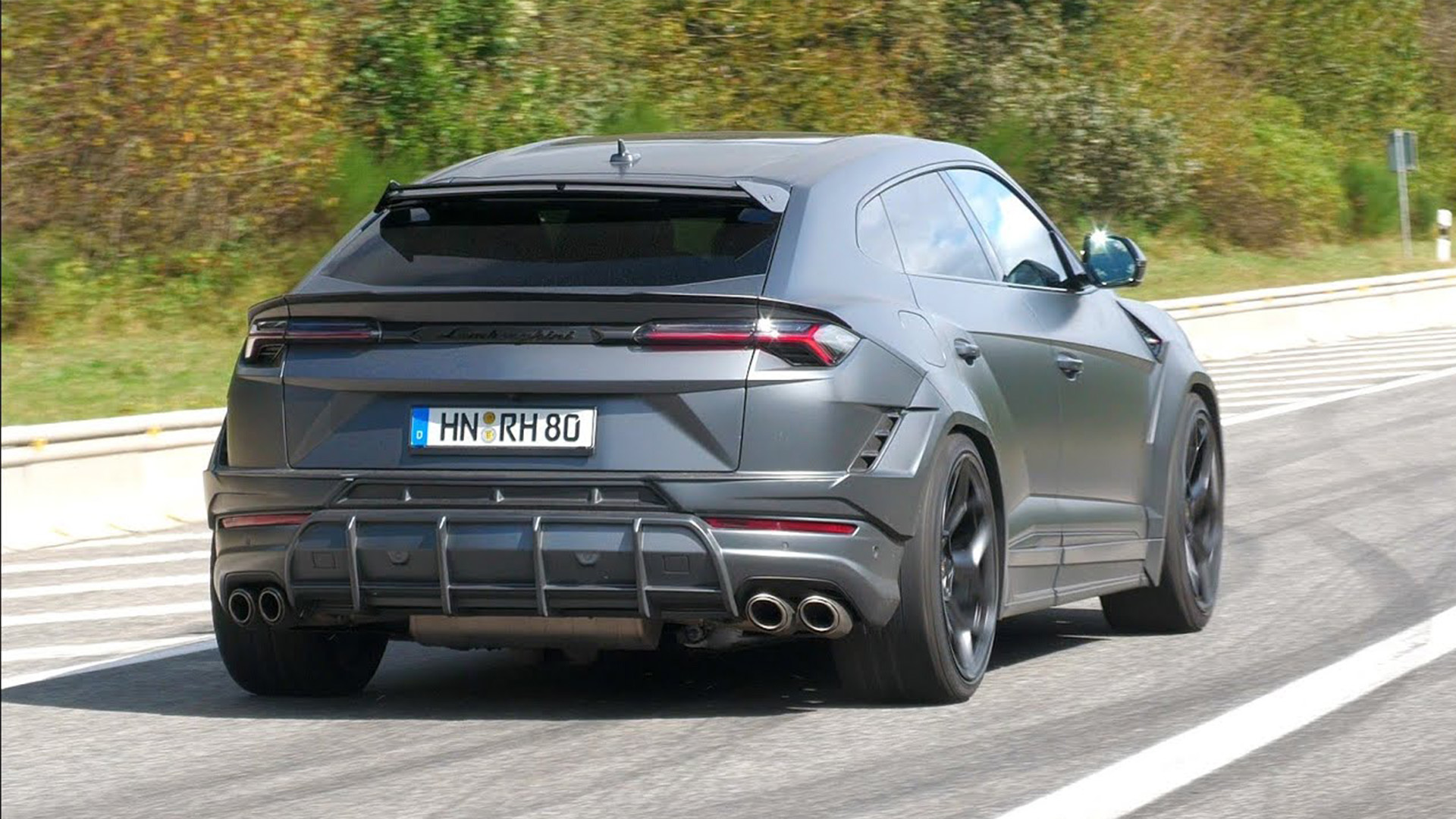 Lamborghini Urus widebody leaving the scene