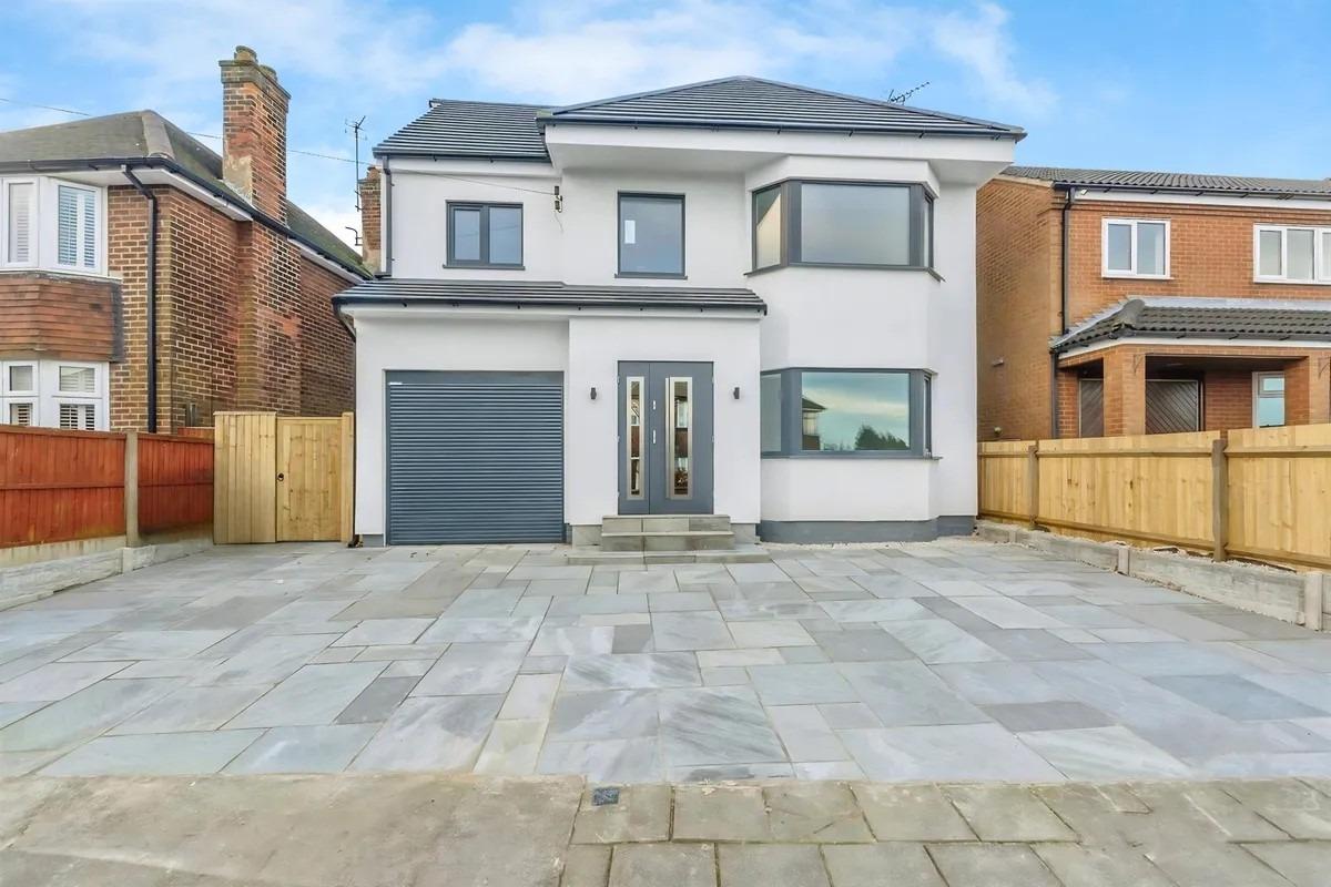 Look: Stunning six bed Mansfield home on the market for £630,000