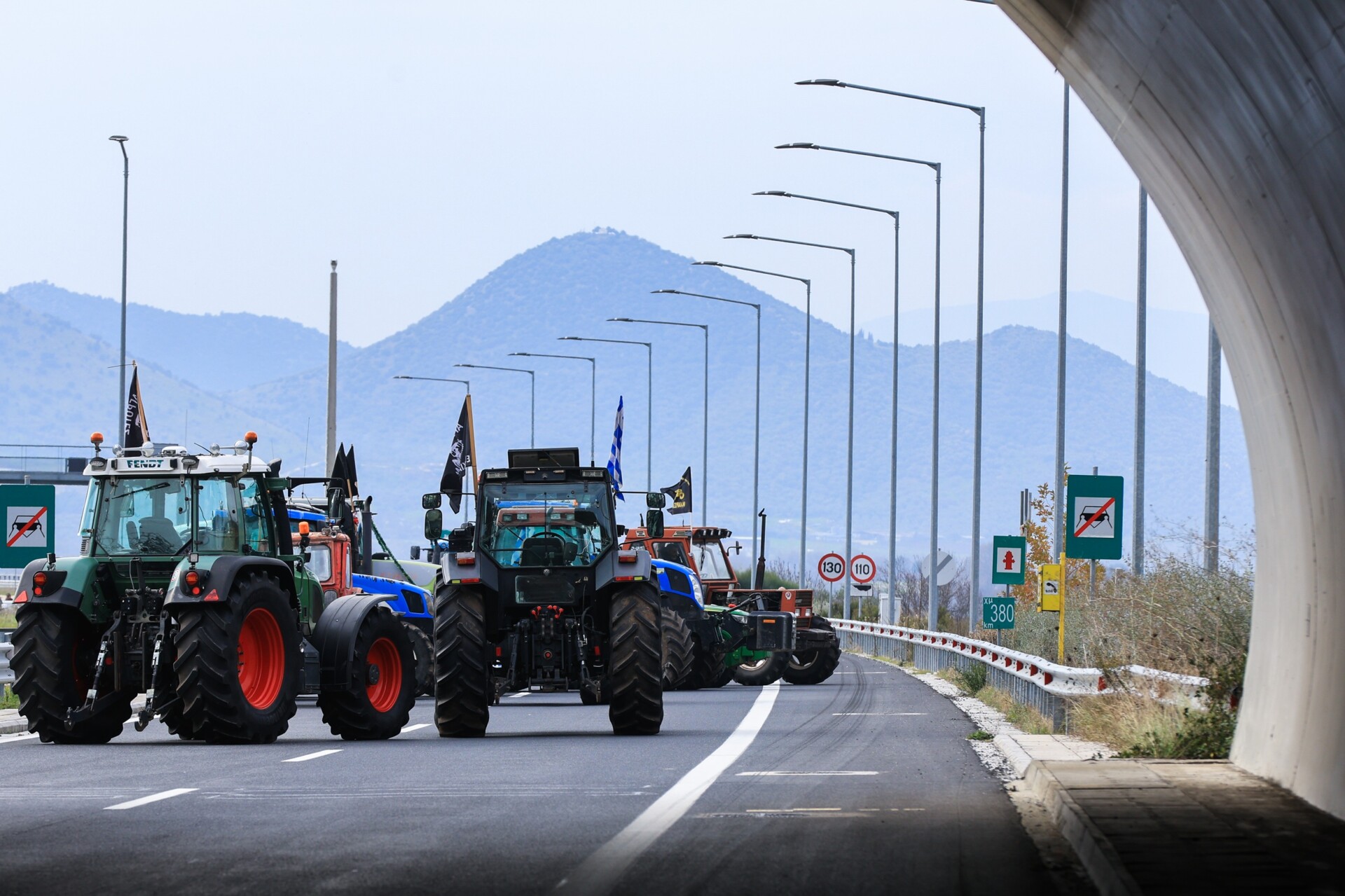 Μπλόκα αγροτών: Όλοι οι δρόμοι και οι Εθνικές Οδοί που είναι κλειστές