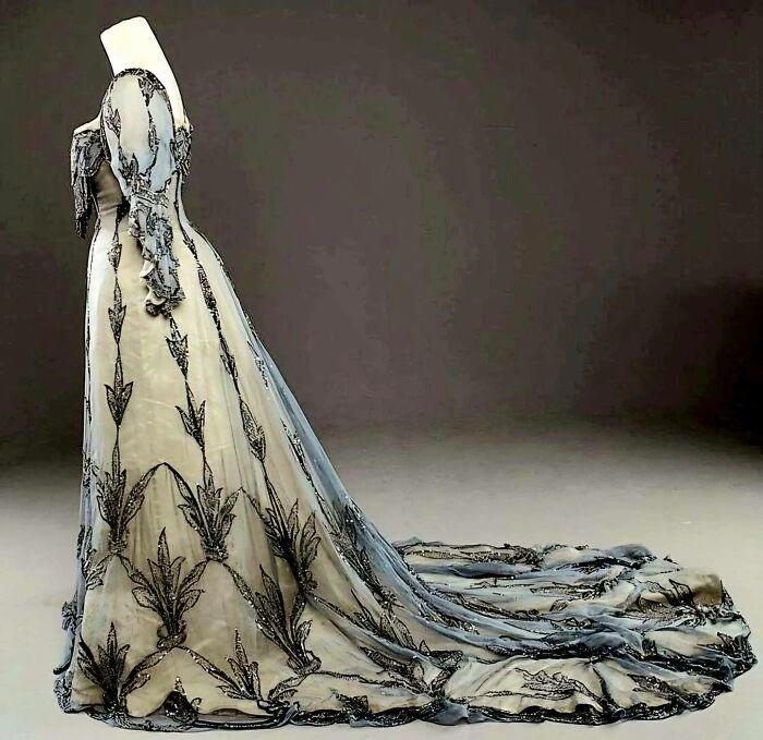 49 powerful old photos that capture emotion, culture, and everyday life ...