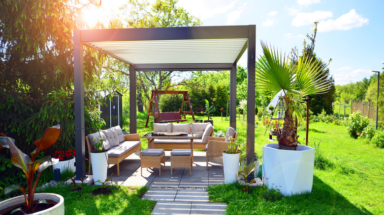 13 must-know pros and cons of a custom pergola vs. a pre-built one