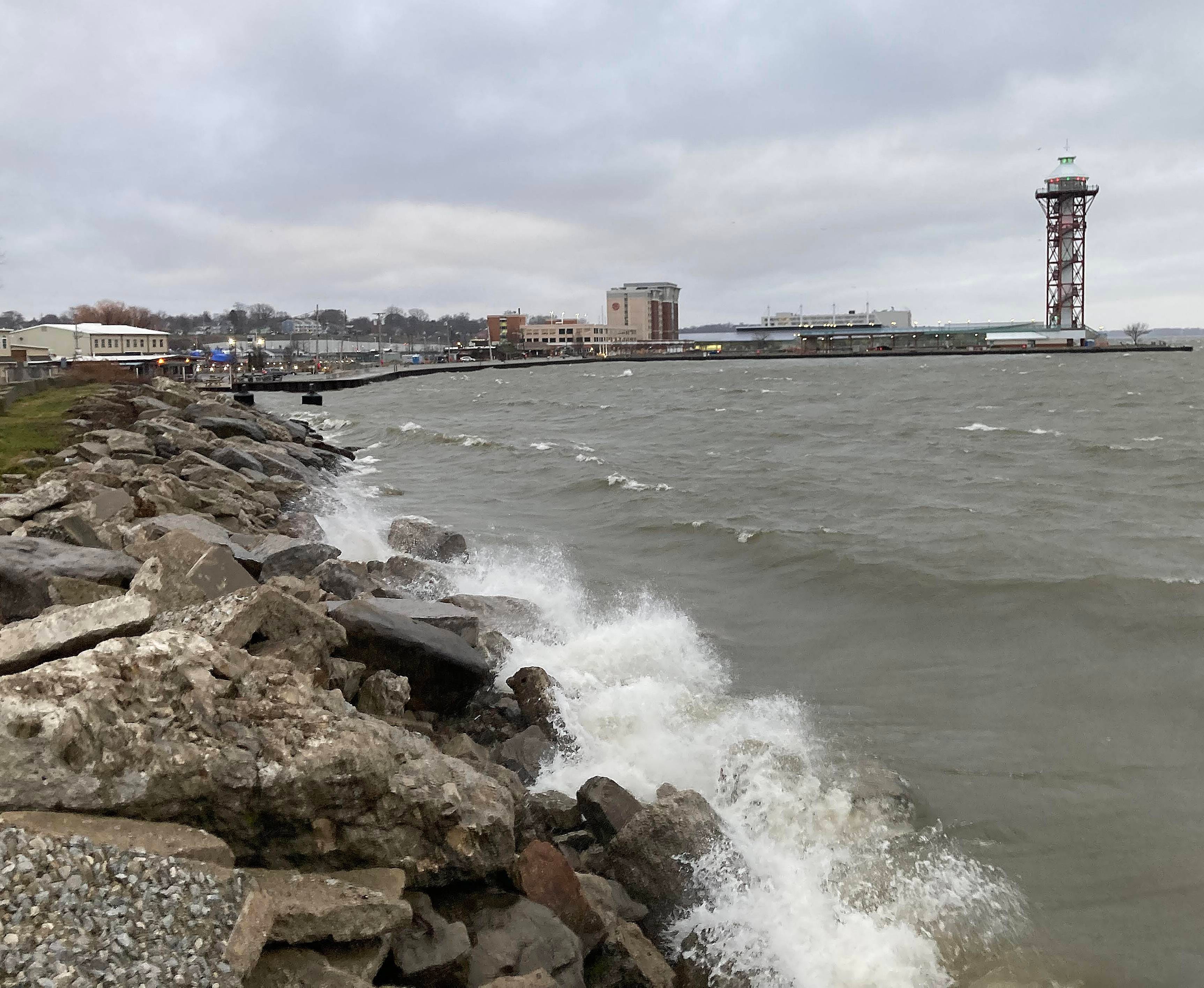 Heavy snow, high winds and big waves fill Erie New Year's forecast