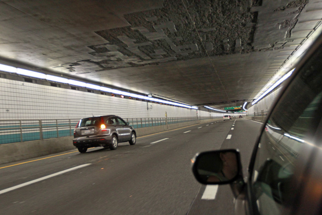 Accidente con derrame de combustible provoca el cierre de un carril en ...