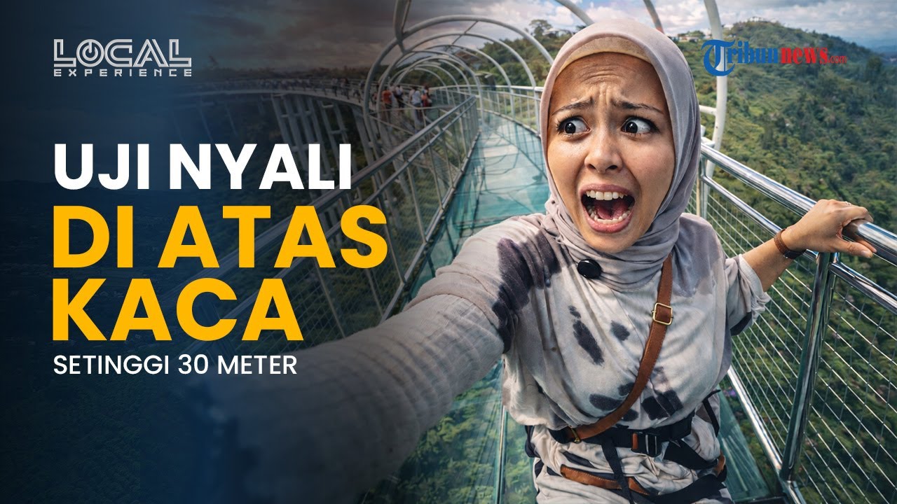 Uji nyali jalan di atas jembatan kaca setinggi 30 meter di Kemuning Sky ...