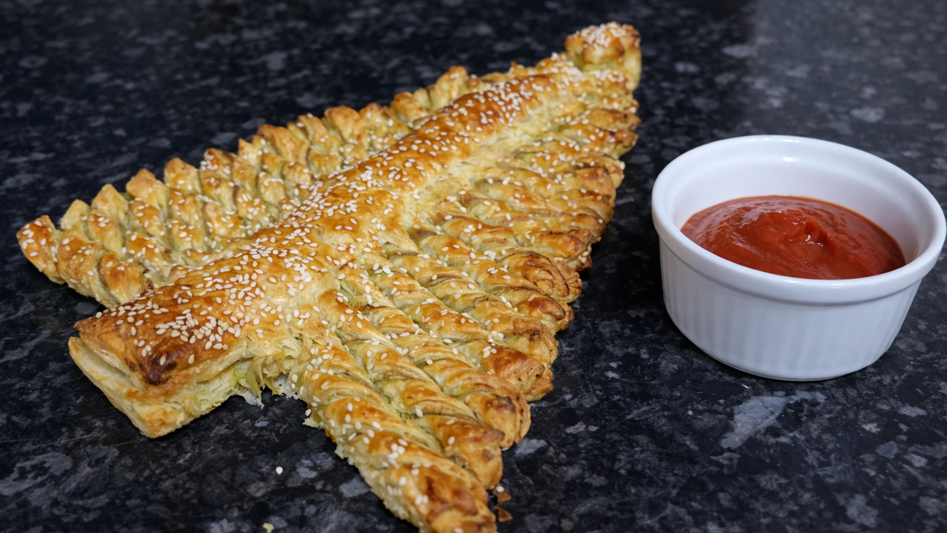 Easy Christmas snack: Cheese & pesto puff pastry tree