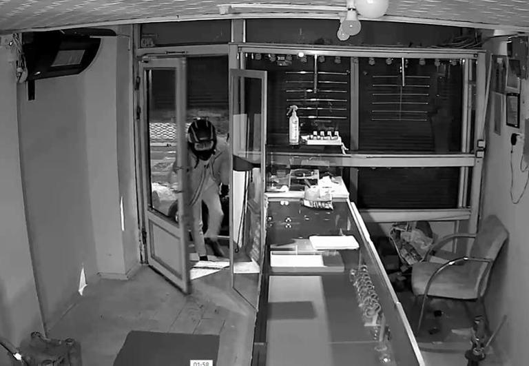 Böyle girdi, 5 buçuk kilo altınla çıktı