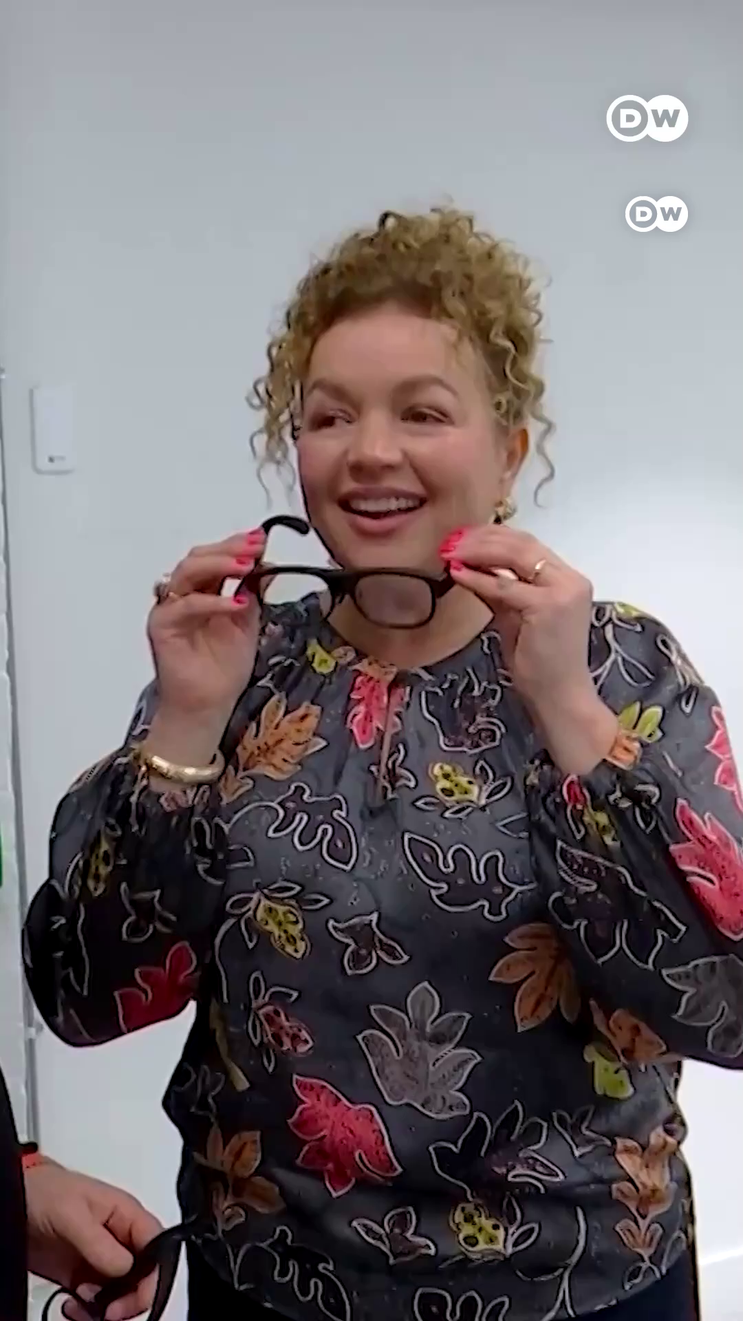 AI glasses give real-time subtitles to deaf people