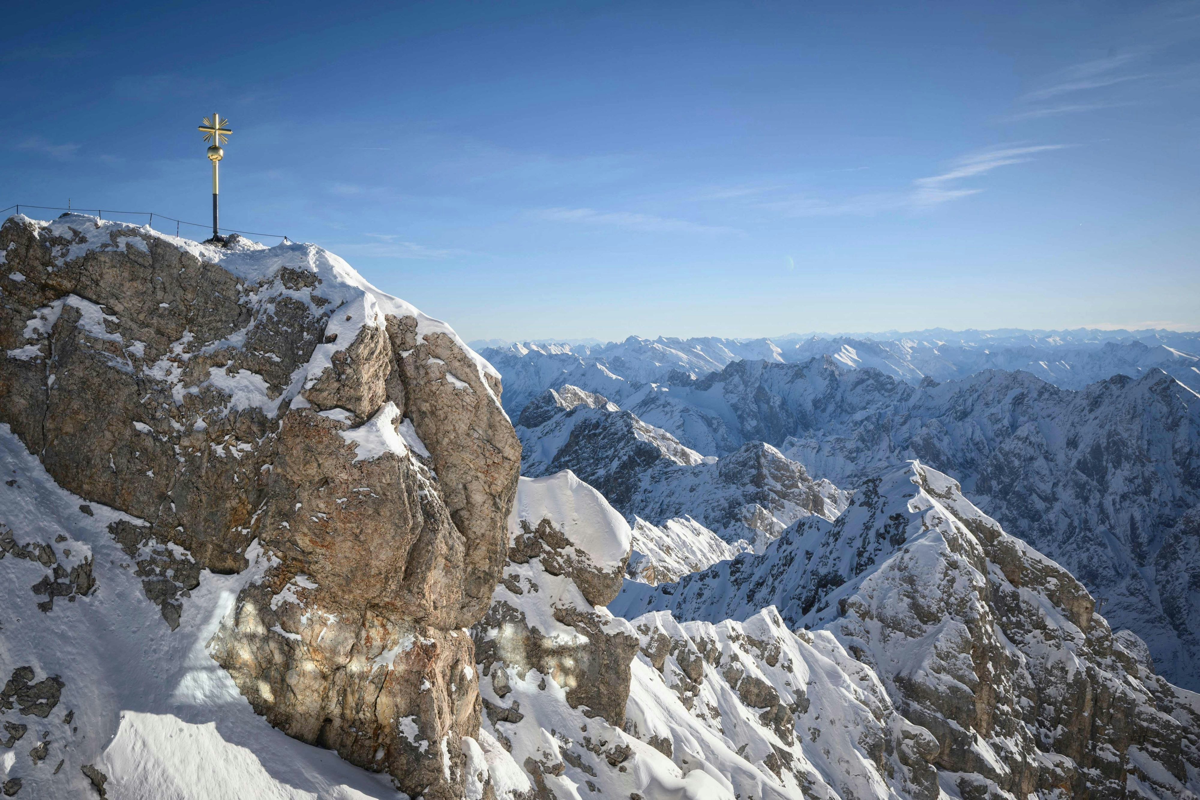 Vor den Augen seines Freundes: Jugendlicher stürzt in den Alpen ...