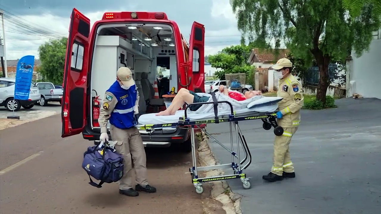 Mulher bate a cabeça ao cair de cama no bairro Periolo