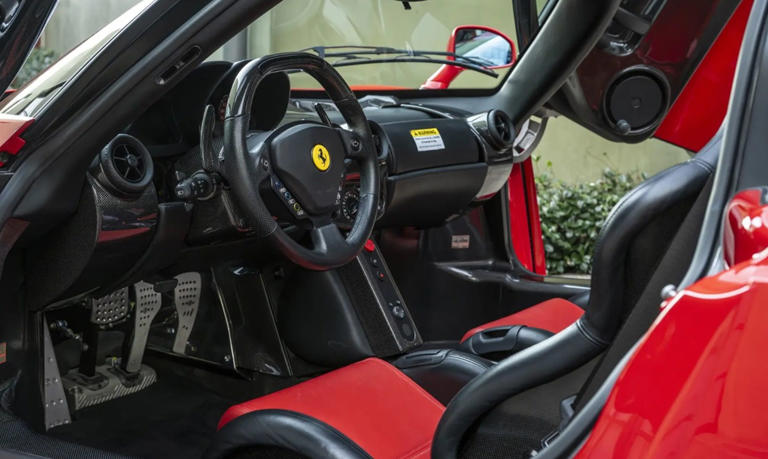Deze Ferrari Enzo uit 2003 met de ‘laagste kilometerstand ooit’ gaat ...