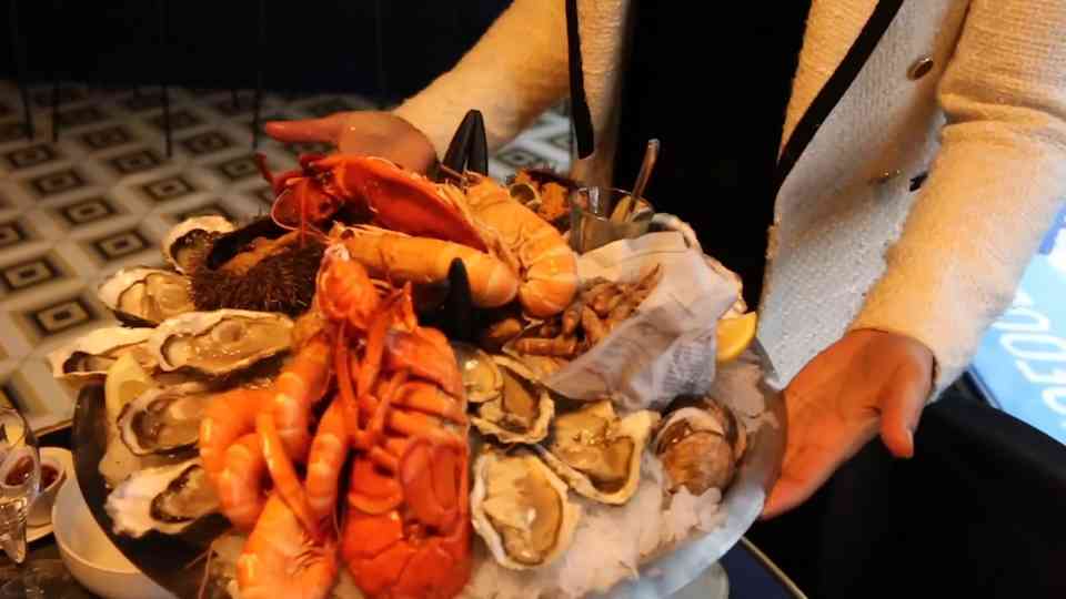 What most tourists miss when ordering food in Paris