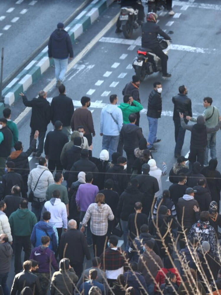 Secondo giorno proteste a Teheran: negozi chiusi e slogan anti-regime