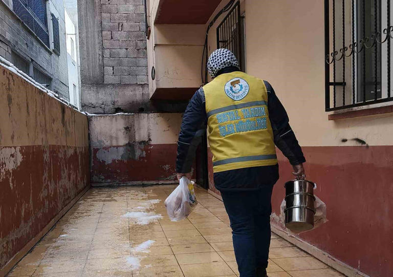 Karlı havada sıcak çorba ikramı