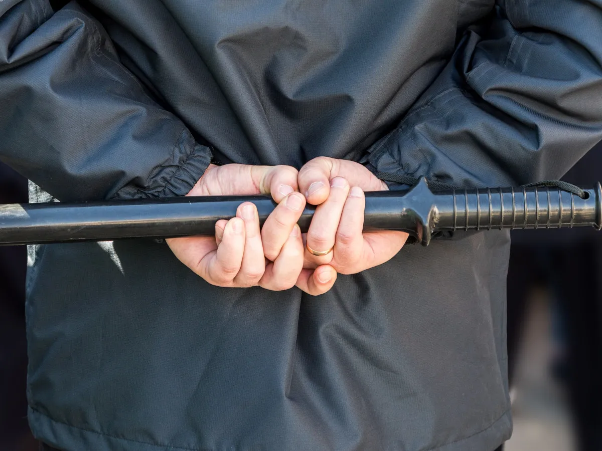 Ostraha obchodního centra mučila bezdomovce. Vše si natáčela na mobil