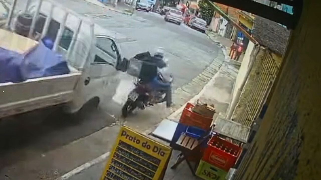 Delivery rider dodges runaway lorry in split-second escape
