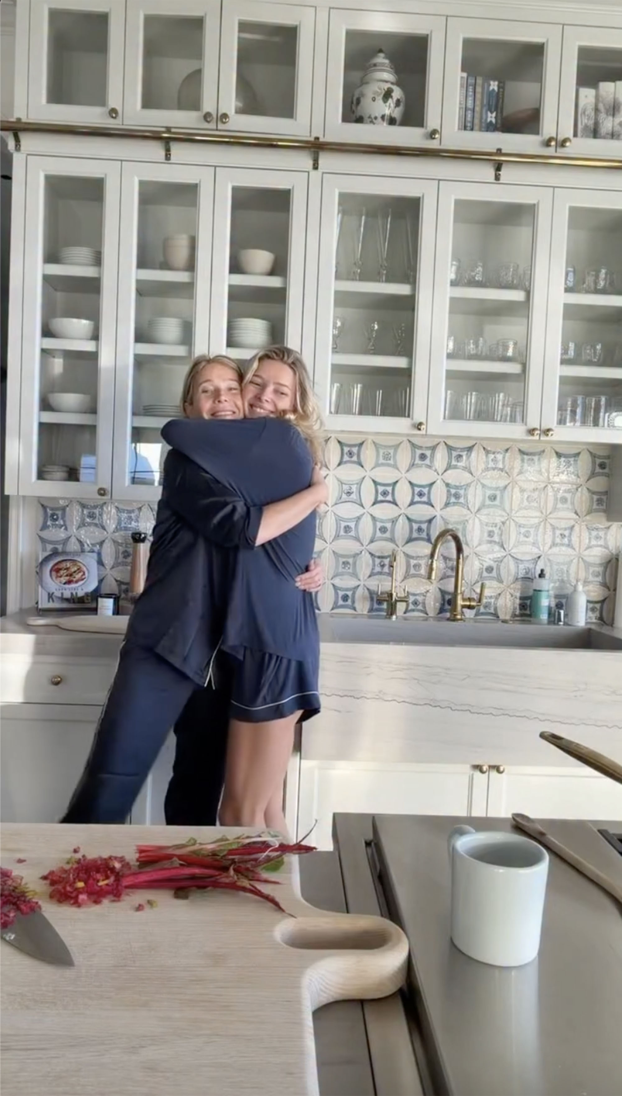 Gwyneth Paltrow and daughter Apple Martin twin in matching pajamas for ...