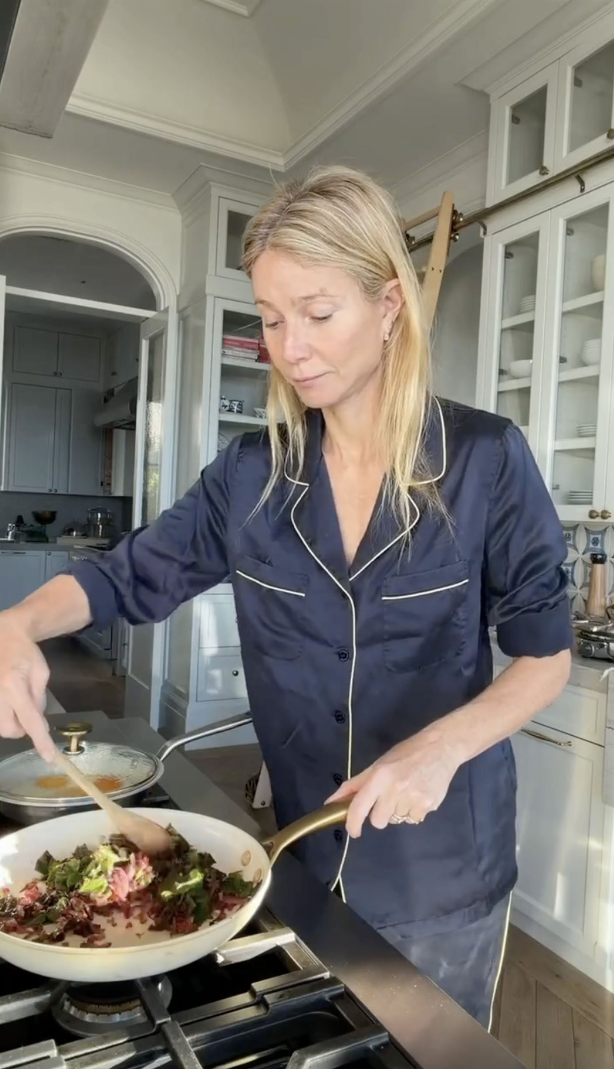 Gwyneth Paltrow and daughter Apple Martin twin in matching pajamas for ...