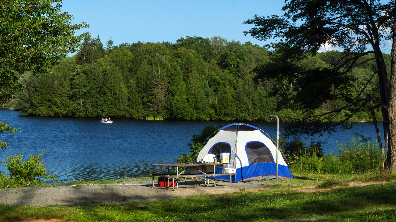 Where to find the most scenic lake escapes in the US