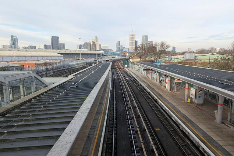 Confused Beatles fans keep ending up at the wrong Abbey Road on tourist ...