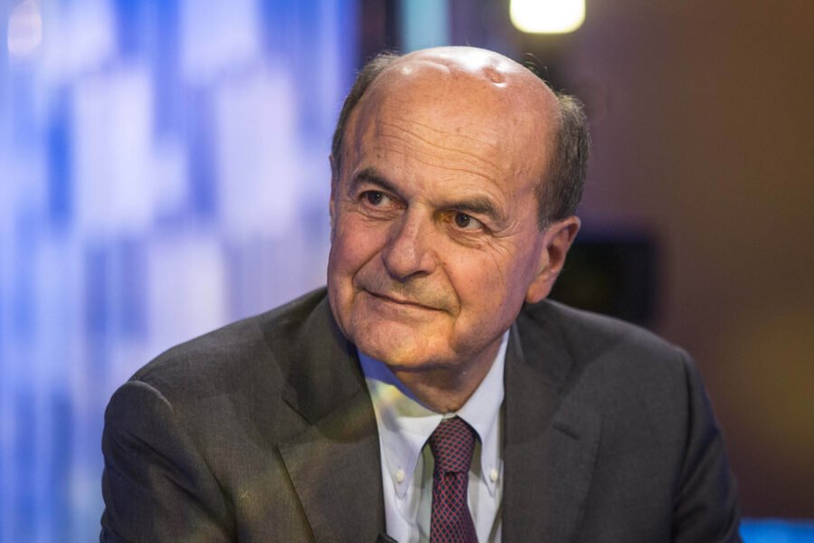 Pier Luigi Bersani attacca Trump e Meloni: "Ci sta portando la guerra ...