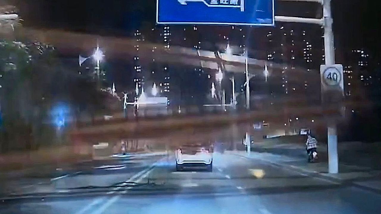 Une foreuse géante s'effondre sur une route en Chine